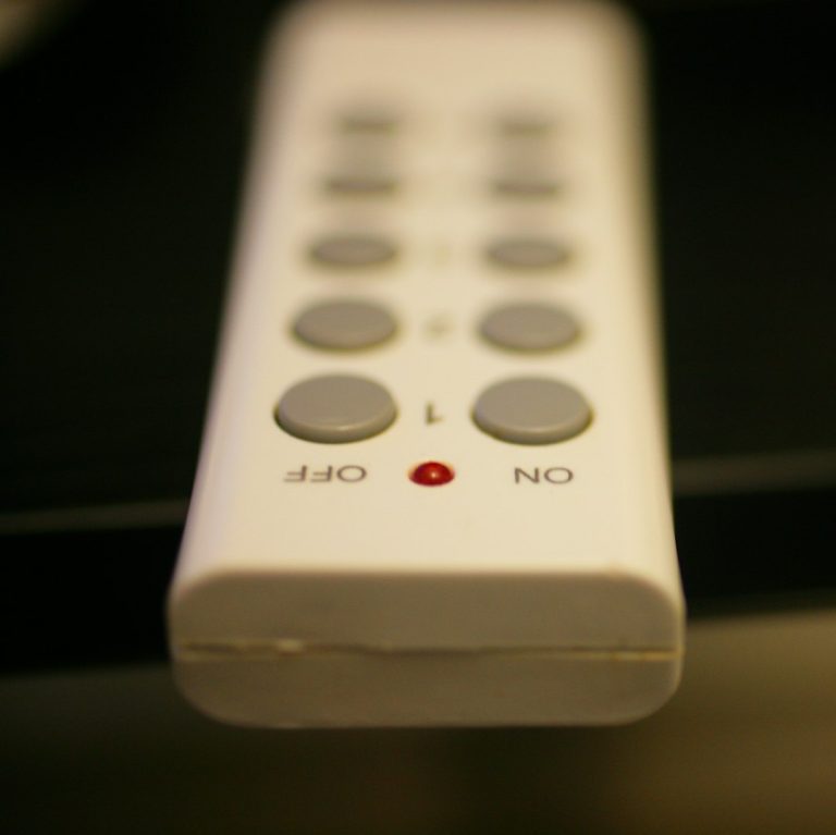 How to Fix Samsung TV Remote When the Red Light Is Blinking but It’s ...